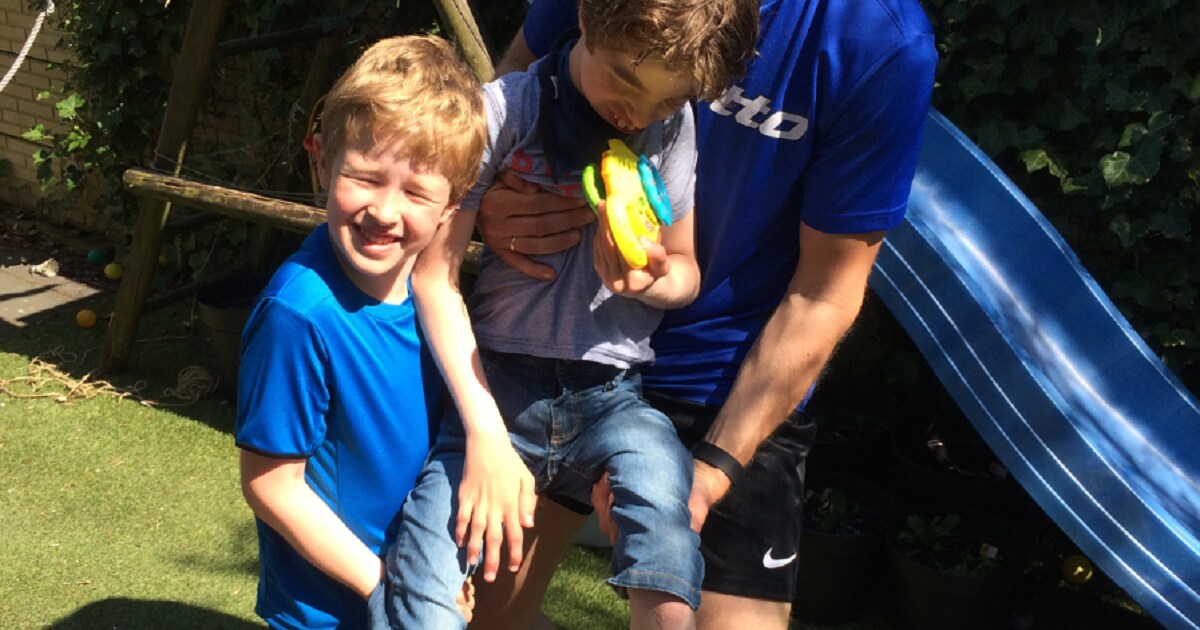Ruben (6) loopt obstacle run voor gehandicapte broer | Den Haag | AD.nl