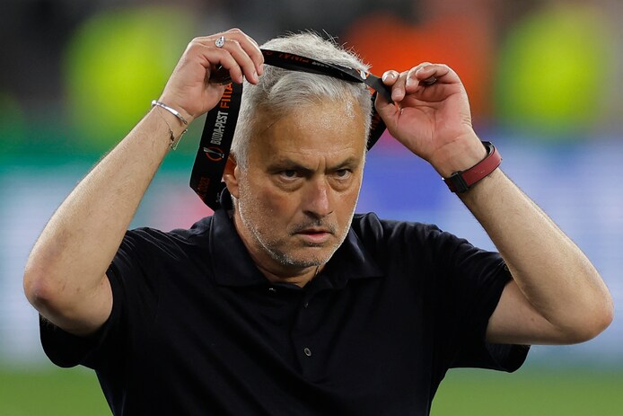 José Mourinho haalt na schorsing uit naar UEFA: ‘De voorwaarden waar ik ...
