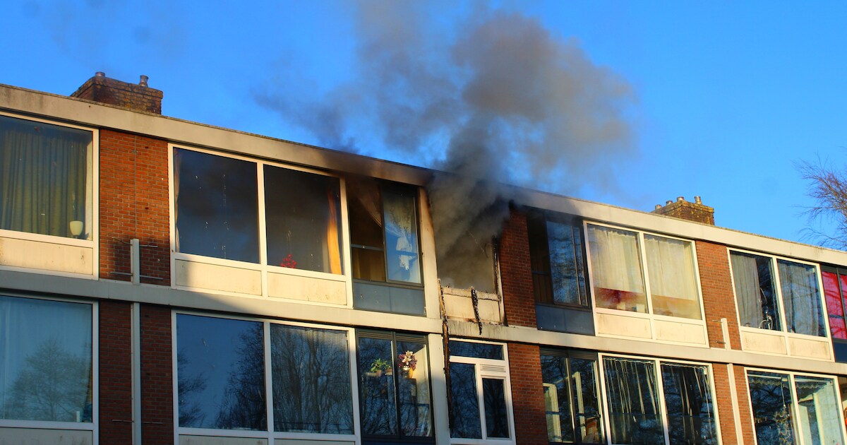 Uitslaande brand op derde etage van portiekwoning aan de Hazelaarstraat ...