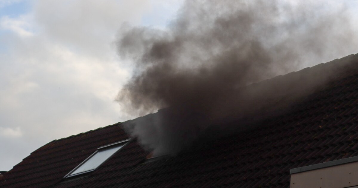 Veel rook bij felle zolderbrand in Barneveld | Amersfoort | AD.nl