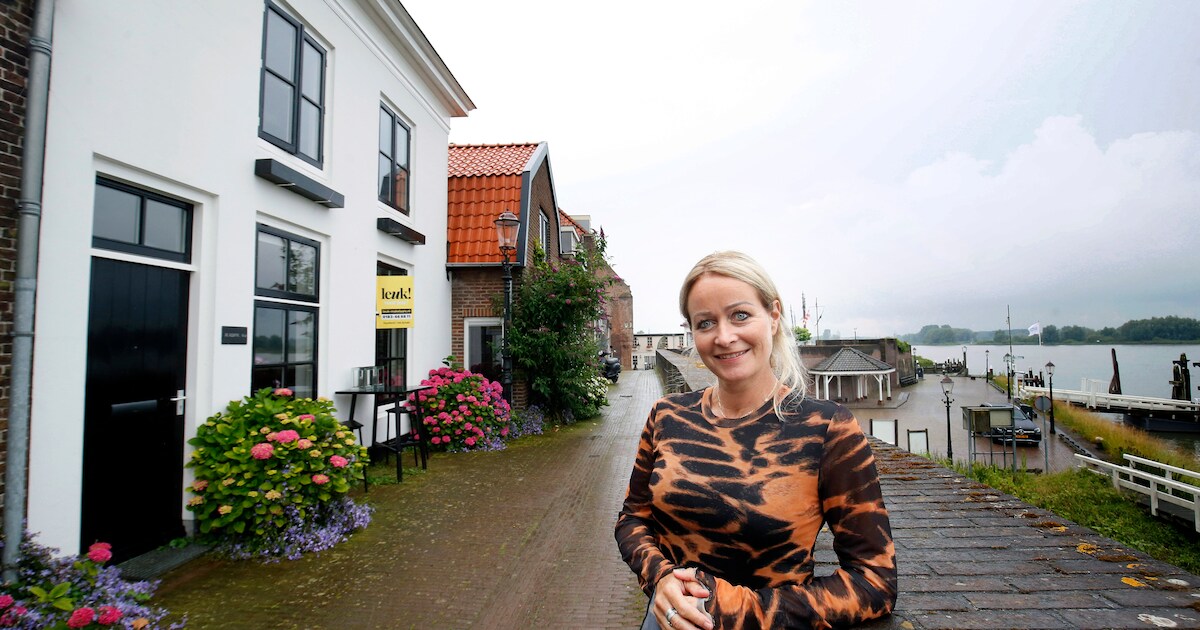 Beppie zit graag met een wijntje op het muurtje voor haar huis: ‘Het is ...