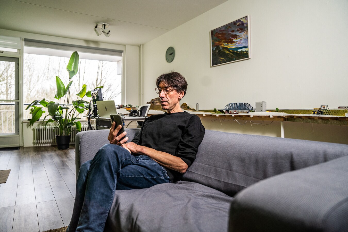 Jacob is verliefd op een jonge vrouw met paars haar die in zijn ...