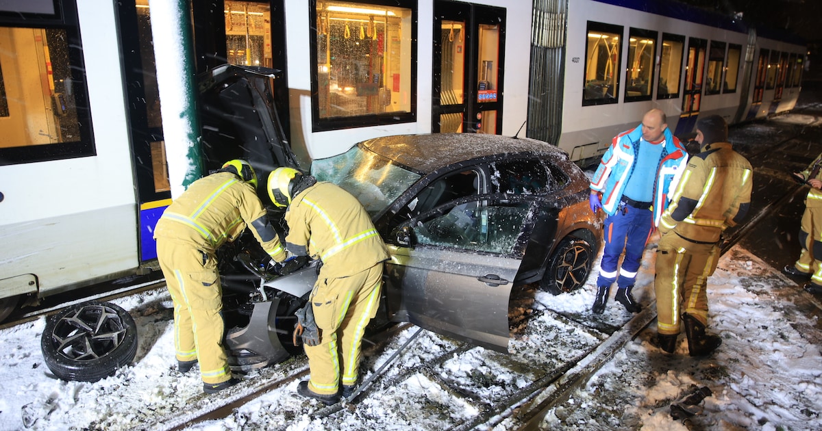 Auto botst met tram in Den Haag | Regio | AD.nl