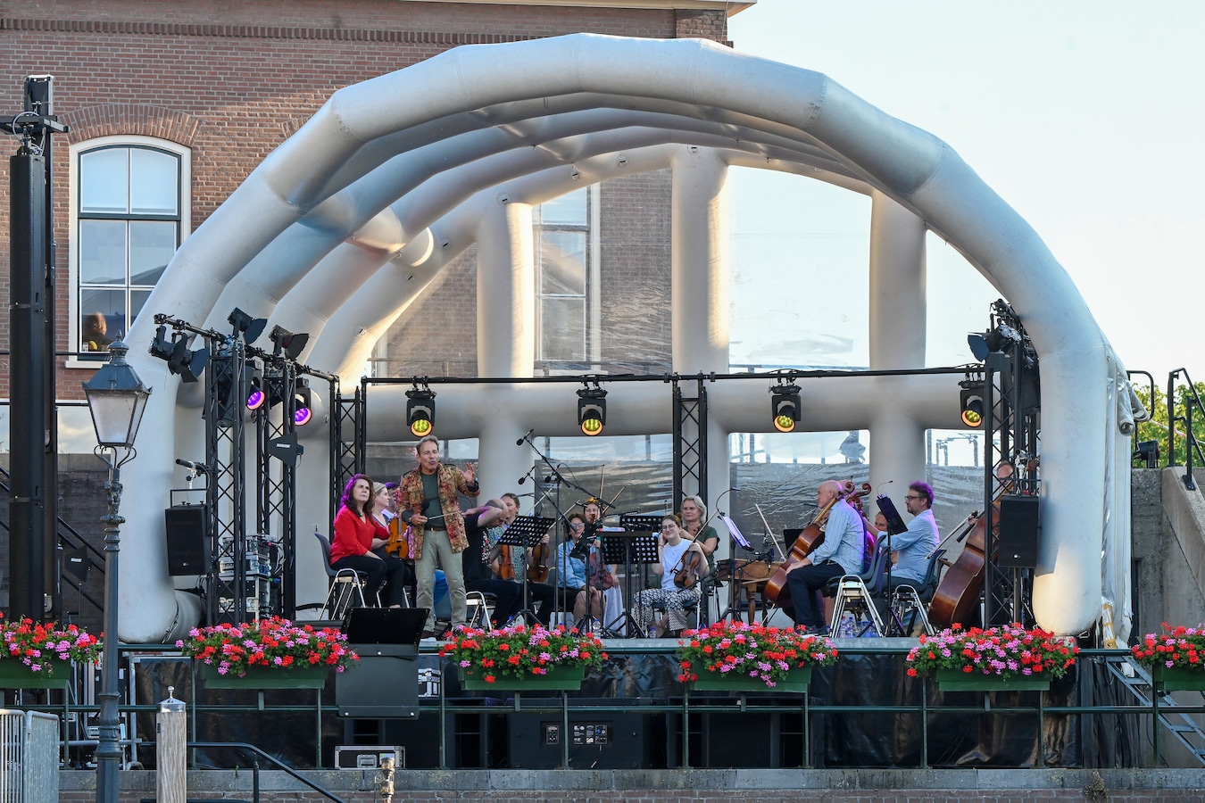 Maestro Jules vond eerste concert in Lingehaven spannend, maar publiek ...