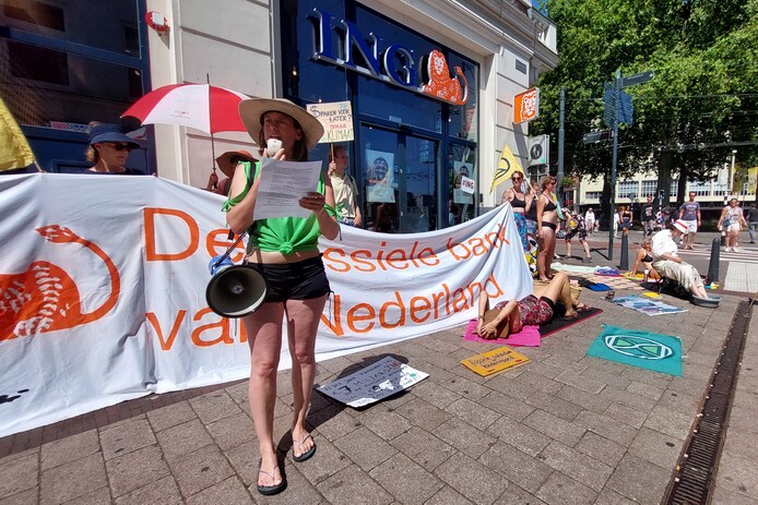 Extinction Rebellion ageert in zwembroek en bikini tegen ‘fossiele bank ...