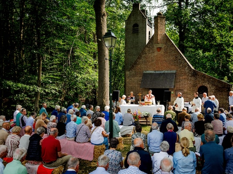 Op strobalen zingen voor Moeder Maria in de Udenhoutse bossen, al ...