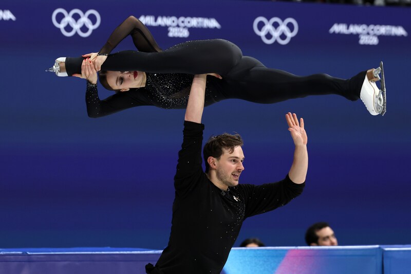 Kunstrijders Michel Tsiba en Daria Danilova zijn na korte kür klaar op ...
