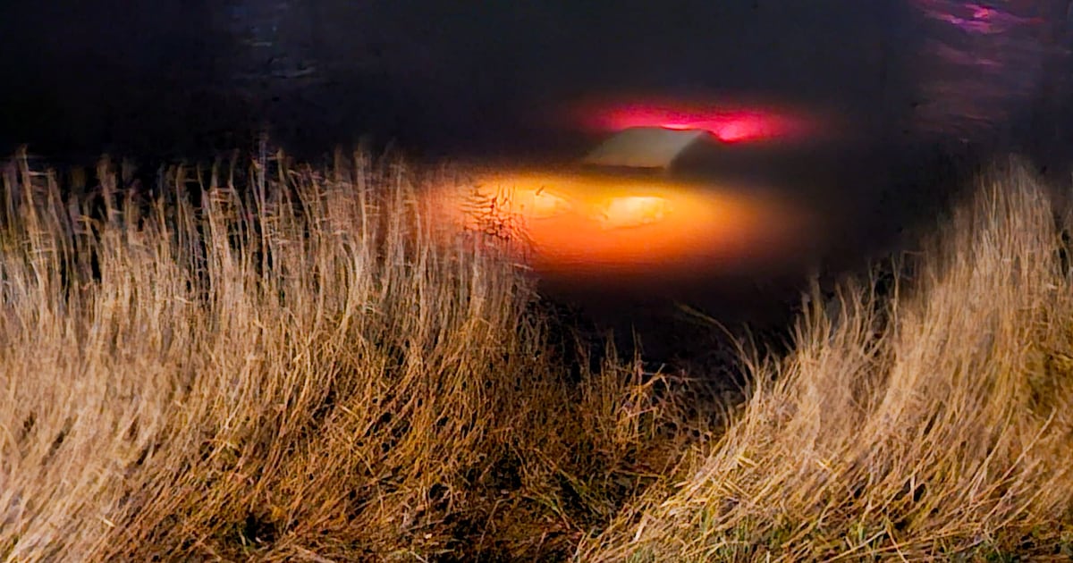 Auto rijdt water in en zinkt langs Rivierdijk in Hardinxveld-Giessendam ...