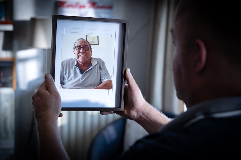 Benjamin wil artsen onder ede horen na plotse dood vader: ‘Slangetjes ...