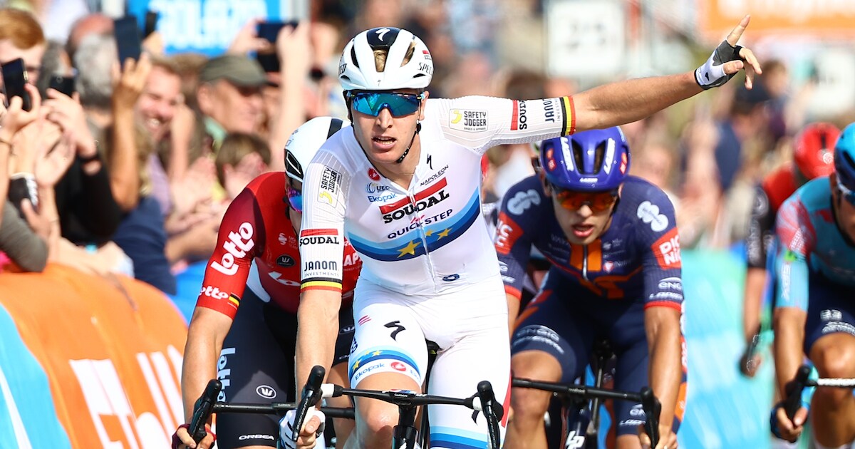 Tim Merlier sprint met overmacht naar winst in eerste etappe Renewi ...