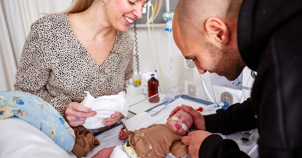 Mariska vond het eng haar zoontje van 910 gram te knuffelen, maar juist ...