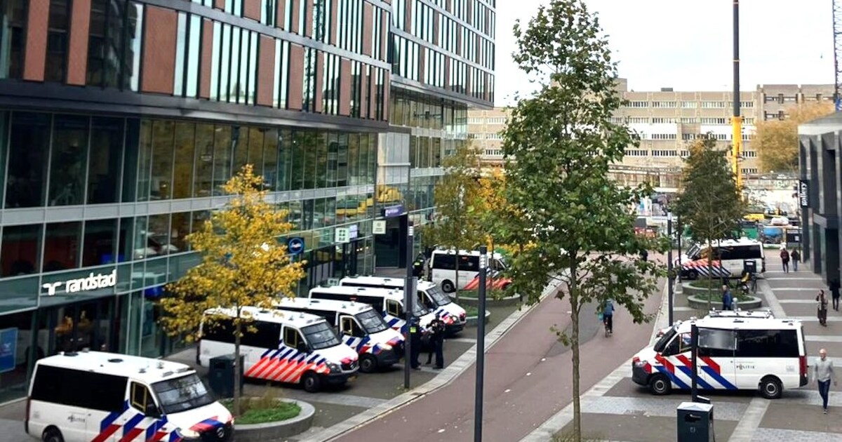 Politie massaal aanwezig bij station in aanloop naar wedstrijd van FC ...