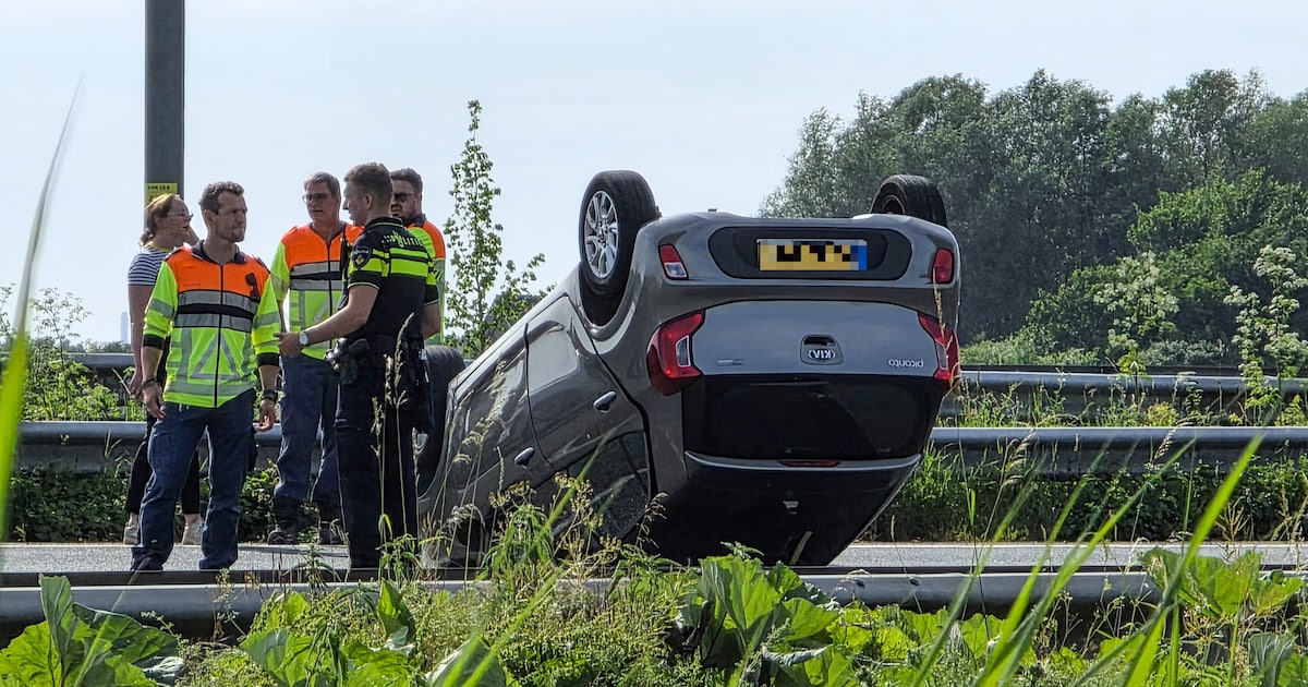 Auto ondersteboven op de A16 na ongeval bij Hendrik-Ido-Ambacht | Regio ...