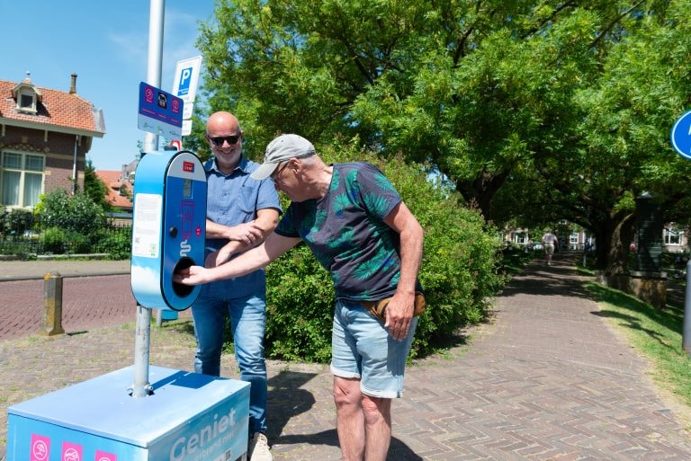 Enkhuizen zet zonnebrandpaal neer bij station | Foto | AD.nl