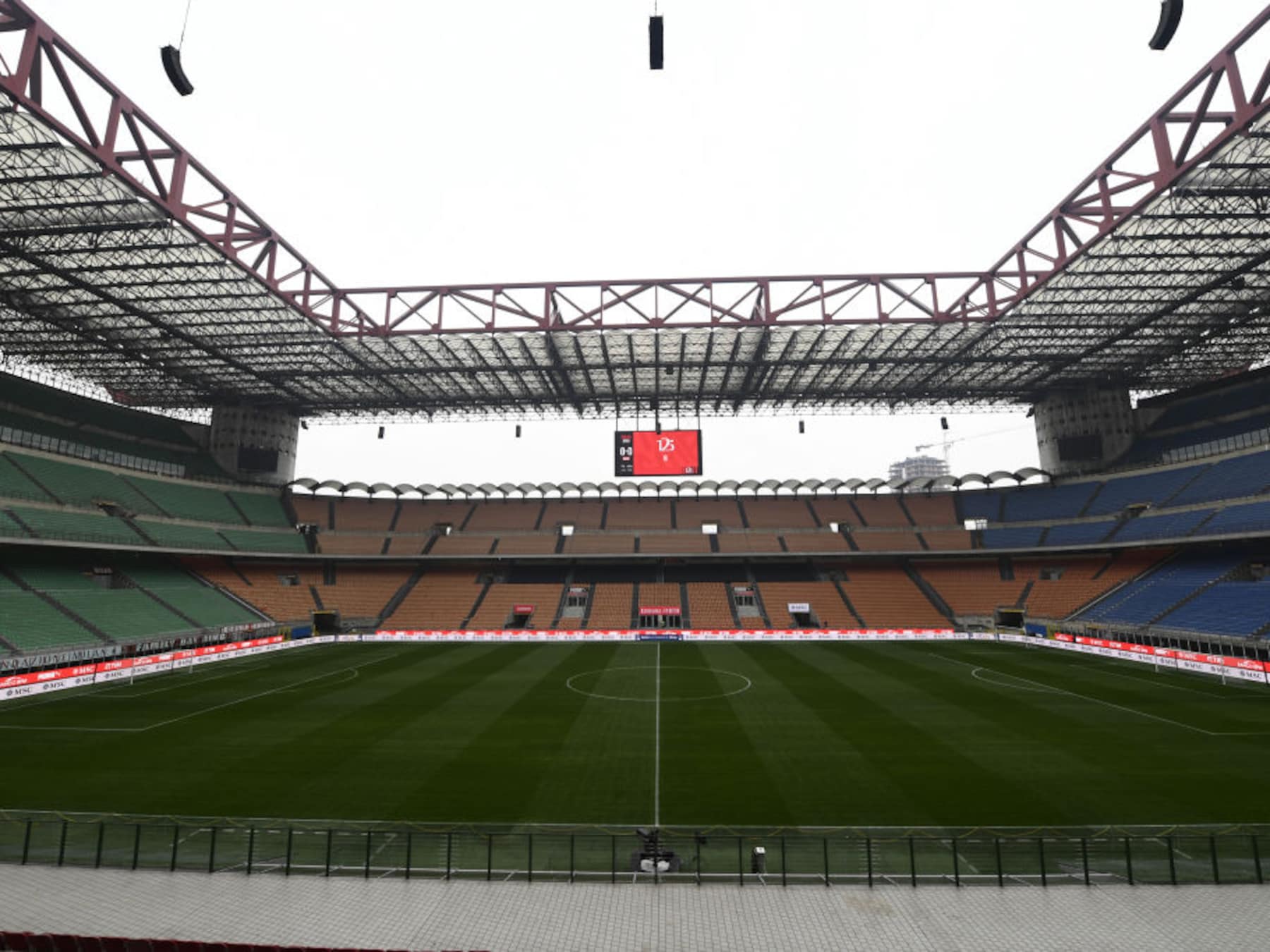 Koploper Ajax ontsnapt aan nederlaag in tumultueus duel met AZ ...