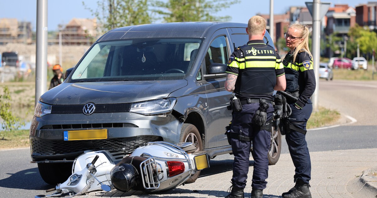 Auto en scooter met elkaar in botsing op rotonde in Pijnacker ...
