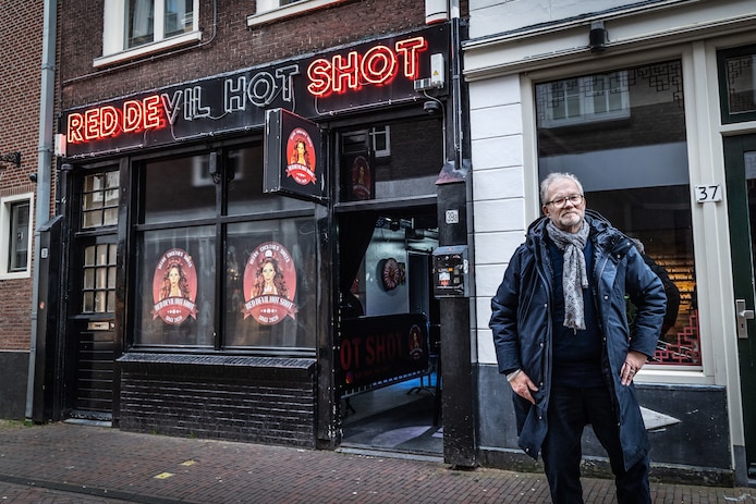Shotjesbar mag niet langer open van rechter, maar eigenaar Jake geeft ...