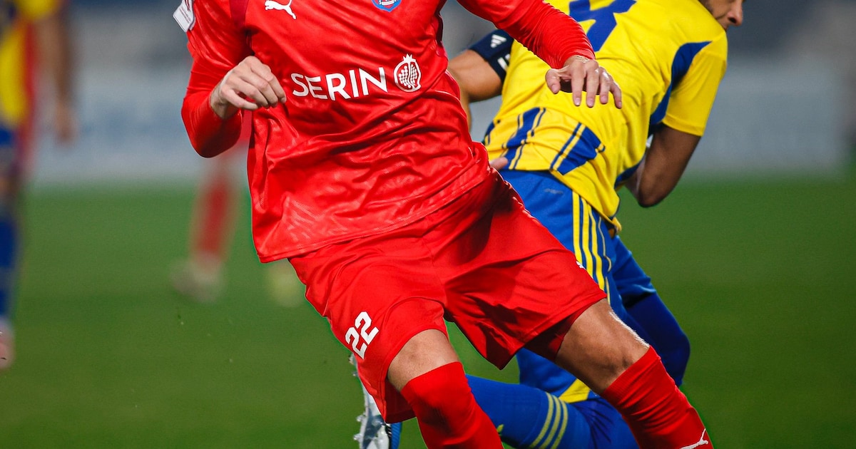 Sven van Beek kampeert in woestijn en voetbalt met agenten in Qatar ...