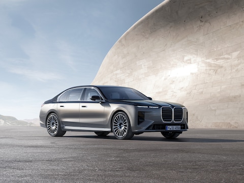 Enschedese werknemer lacht zich rot in nieuwe BMW i7: garage maakt fout ...
