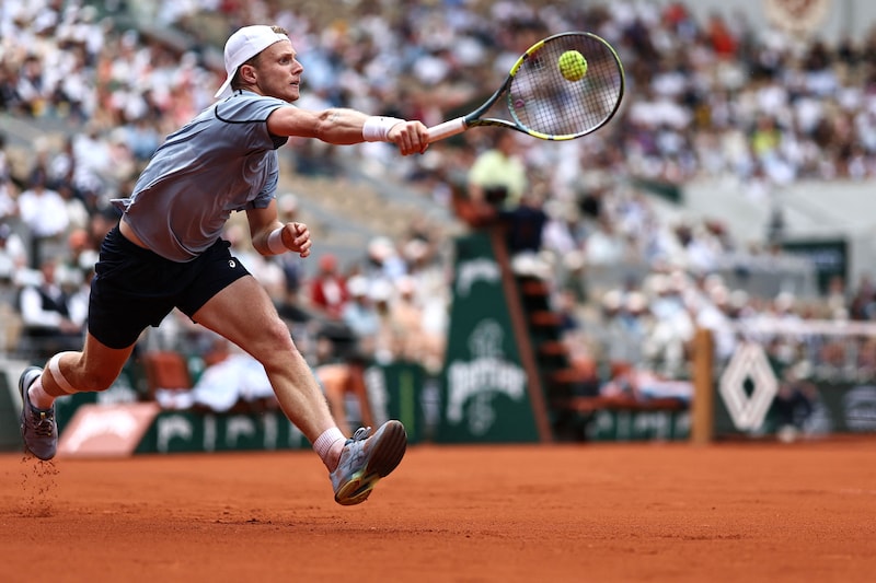LIVE Roland Garros | Jesper de Jong legt nummer 3 van de wereld vuur ...