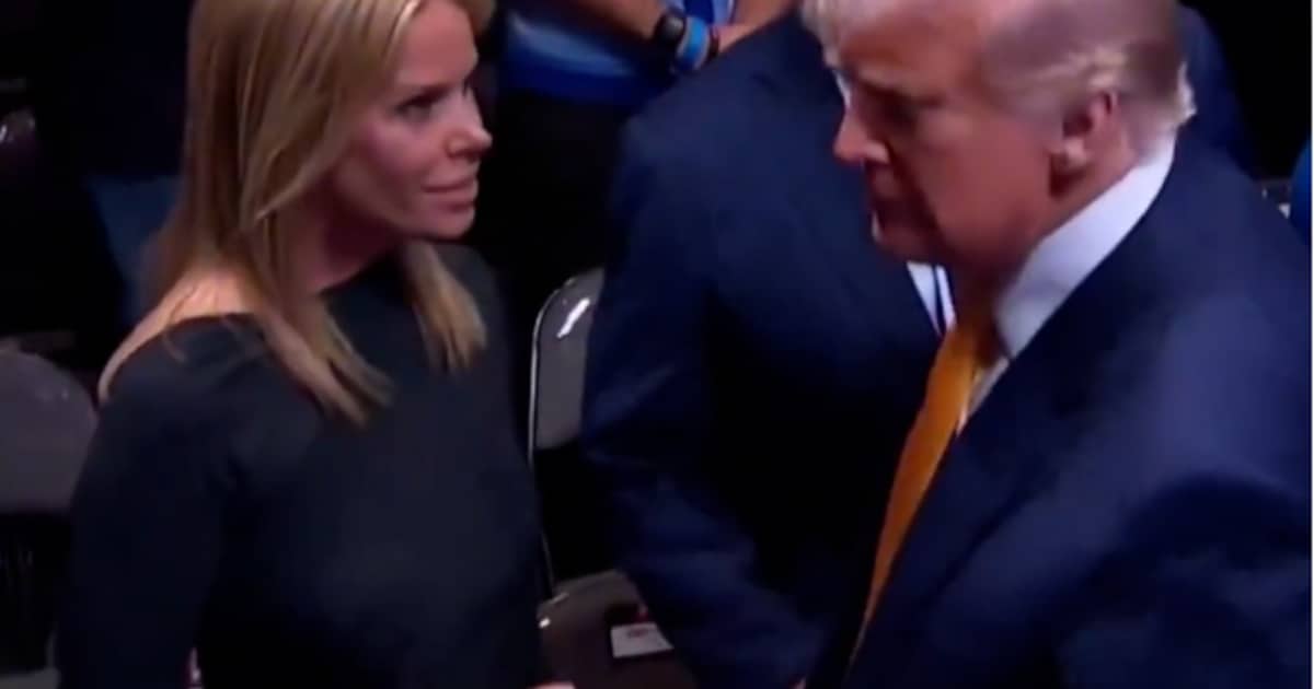 Trump veroorzaakt ongemakkelijk moment: negeert uitgestoken hand van ...