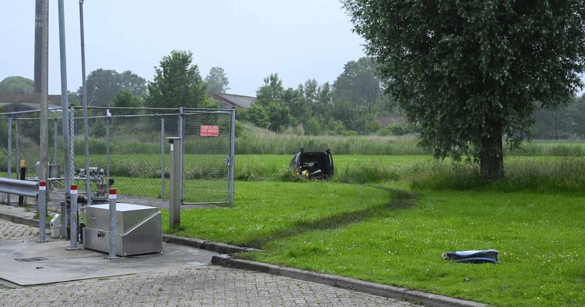 Auto vliegt uit de bocht bij tankstation aan Fivellaan in Delfzijl ...