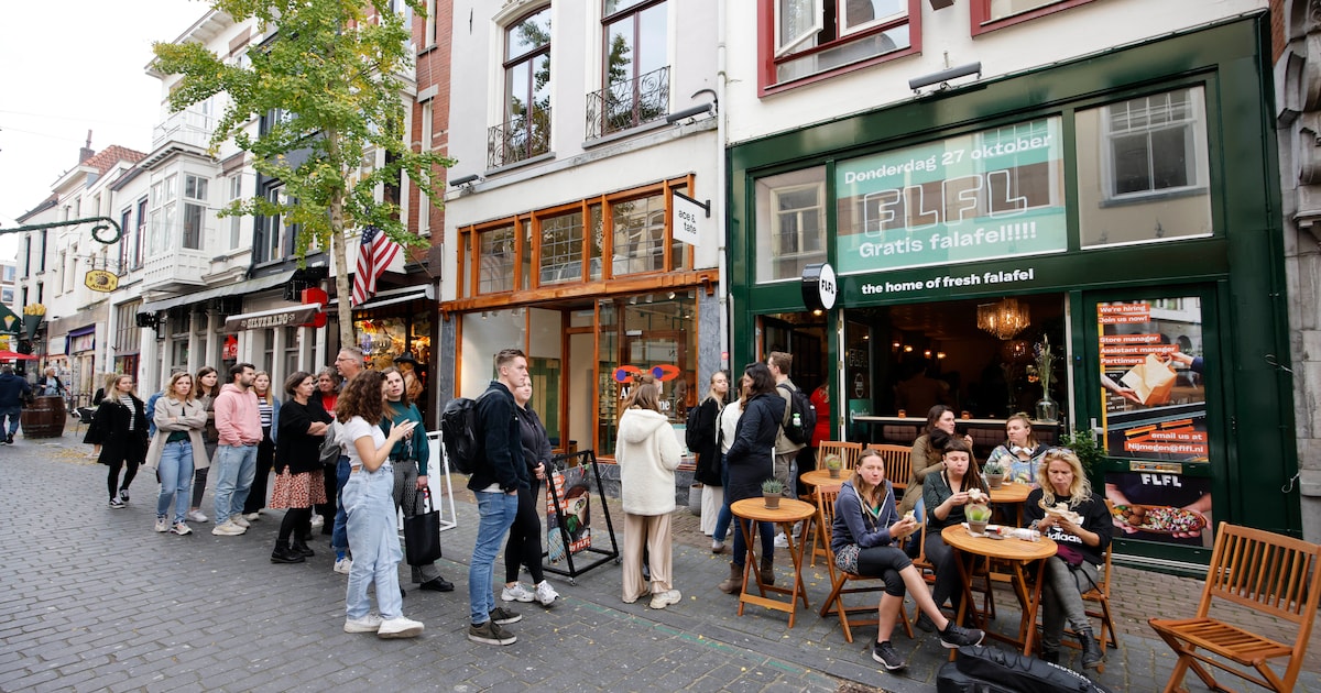 Massaal in de rij voor gratis falafel in de Lange Hezelstraat: ‘Ik hoop ...