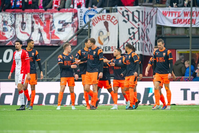 FC Volendam recht rug en boekt in titelrace belangrijke zege bij FC ...