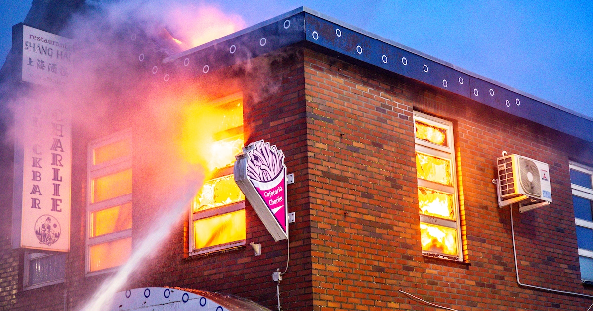 NL-alert verstuurd voor brand in snackbar Charlie aan de Ceresstraat in ...