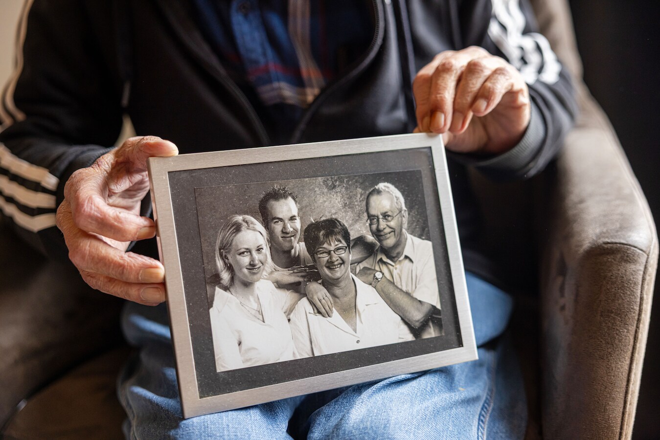 Op ochtend van zijn dochters afscheid overlijdt ook vrouw van Al (76 ...