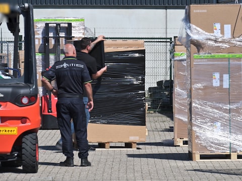 FIOD pakt flatscreens, half miljoen cash en auto af bij invallen ...