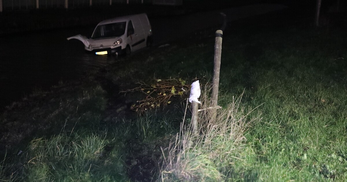 Auto rijdt water in langs Westlandroute | Westland | AD.nl