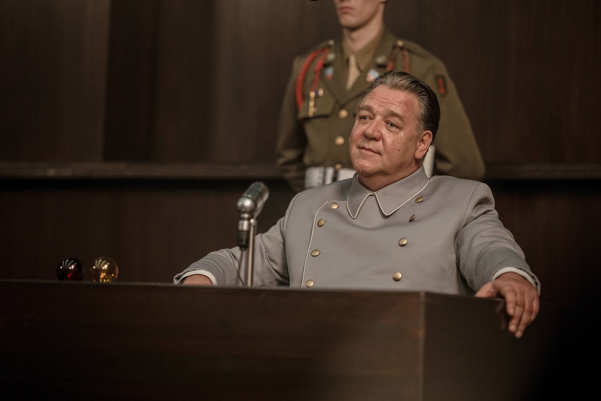 Russell Crowe overtuigt met moeite als Hermann Göring in dramafilm ...