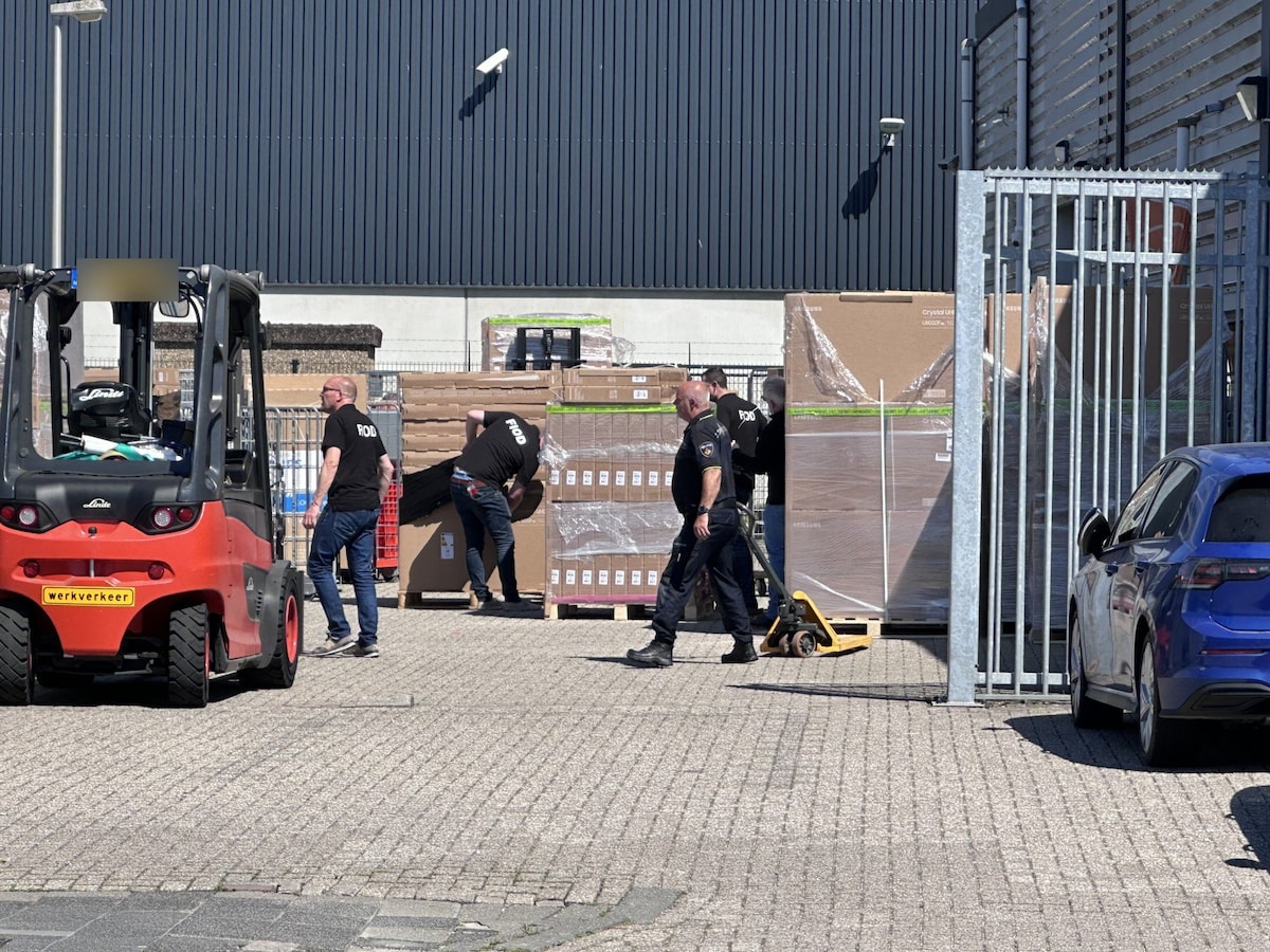 FIOD doet inval bij PostNL-punt in Breda, pakketten met daarin tv’s in ...