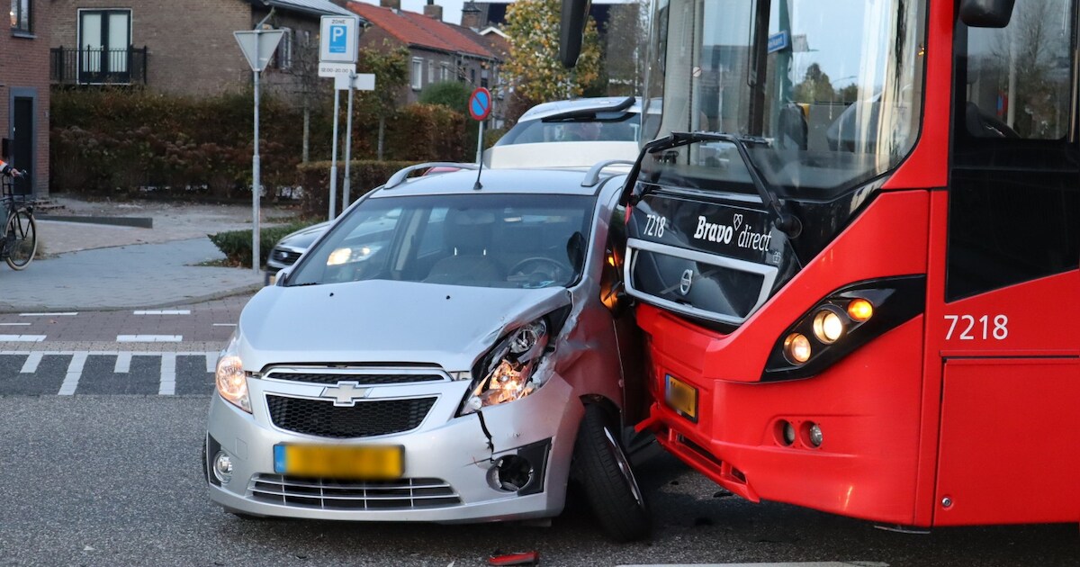 Auto knalt tegen bus bij Eftelinghalte in Kaatsheuvel | Tilburg | AD.nl