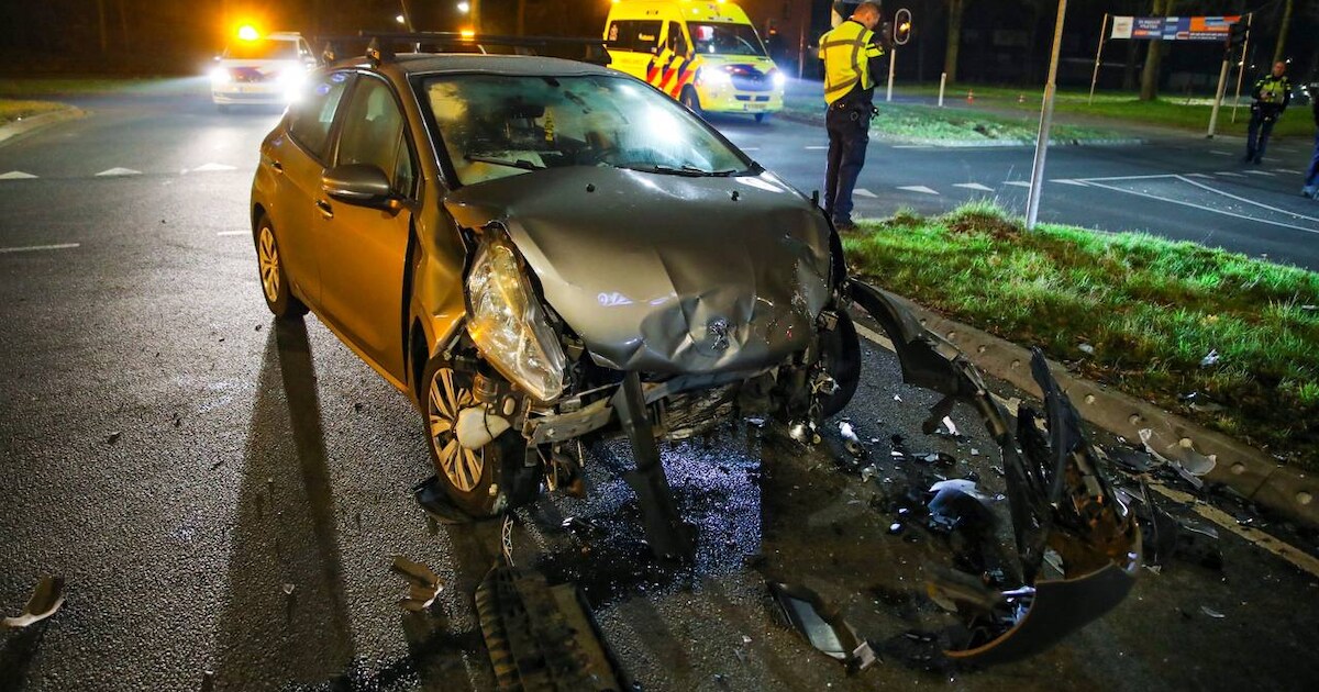 Auto's in de kreukels na harde botsing op kruising in Apeldoorn ...