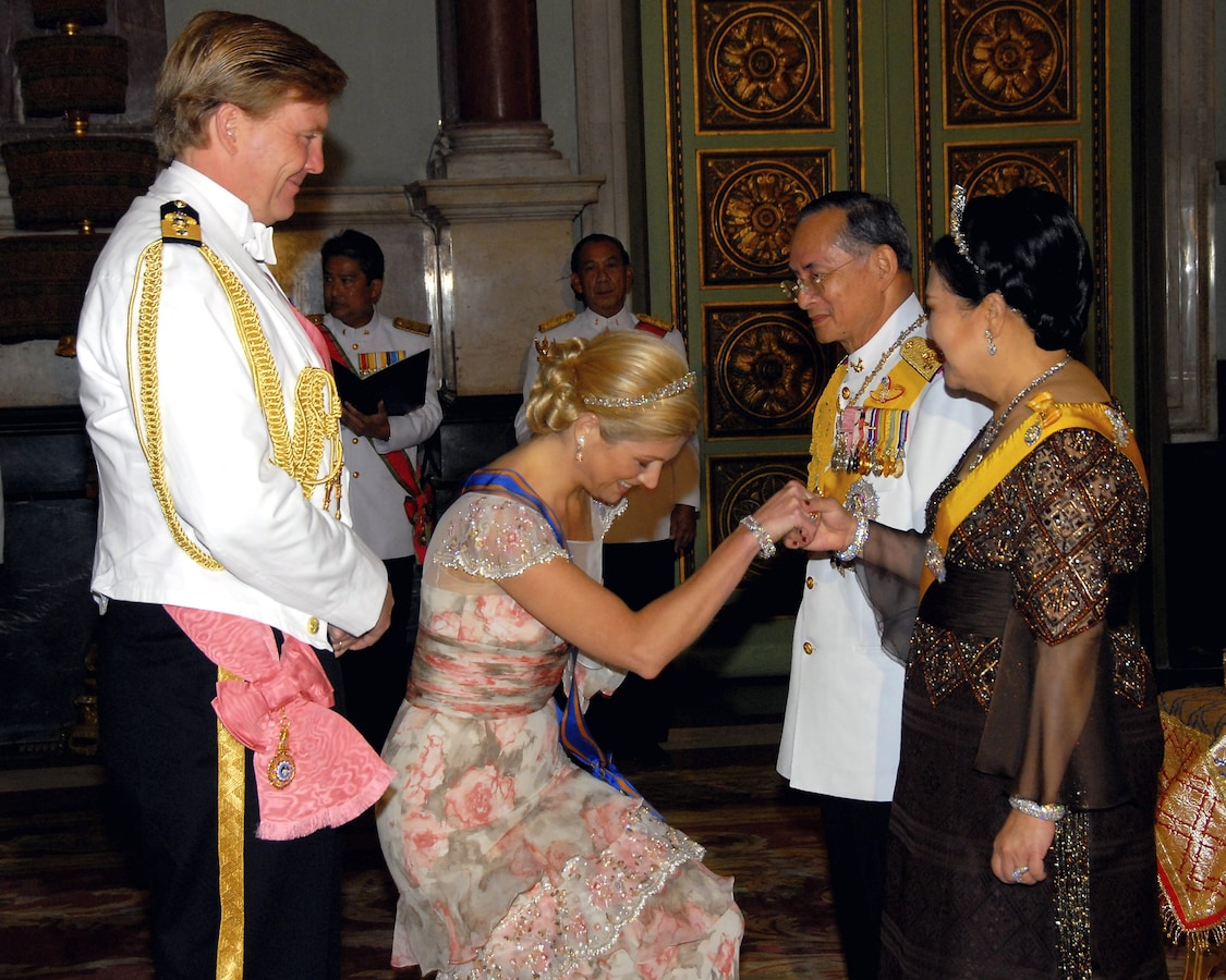 Koningin Máxima droeg op bezoek in Tsjechië een galajurk uit 2006, en ...