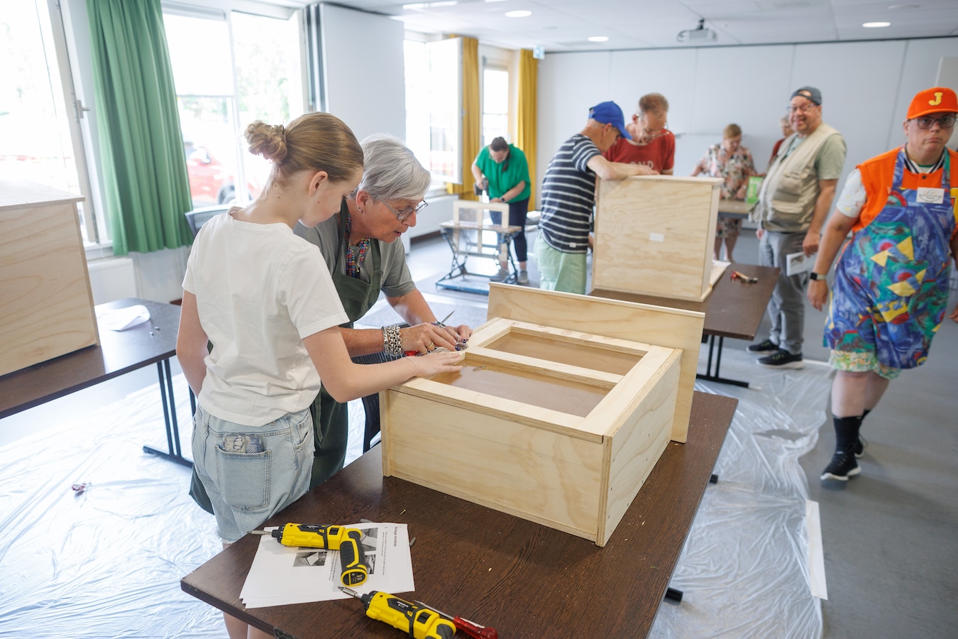 Buurtmakersdag bij opgeknapte De Gong in Etten-Leur | Foto | AD.nl
