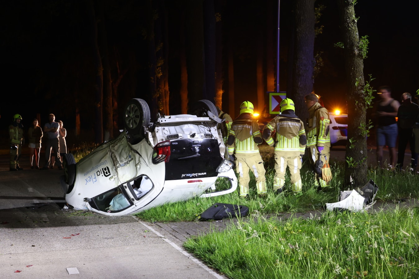 Auto belandt ondersteboven op de weg in Barneveld | Foto | AD.nl