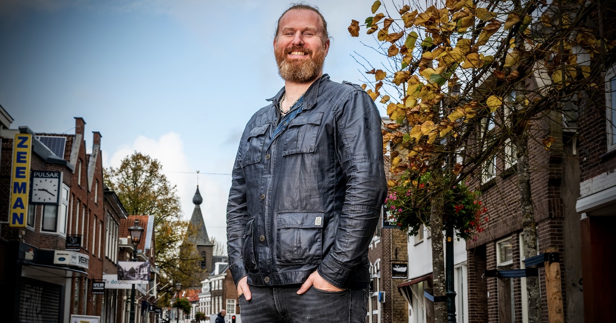 Acteur Milan van Weelden (43) woonde weer bij zijn ouders, maar heeft ...
