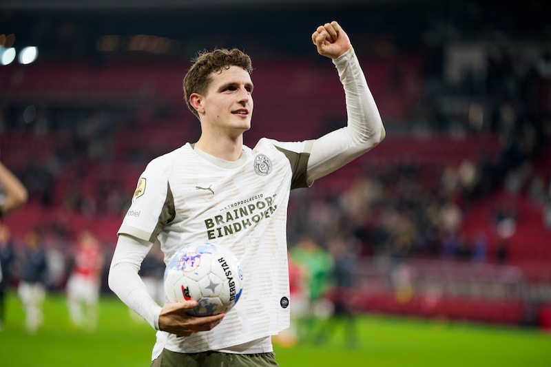 Guus Til imponeert als spits: ‘Iets dat uit toeval is geboren, valt ...