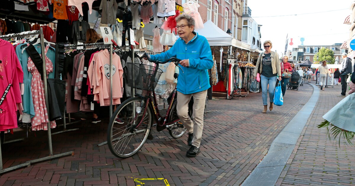 Centrum van Leerdam krijgt alsnog coronaproof looproute met hekken en ...