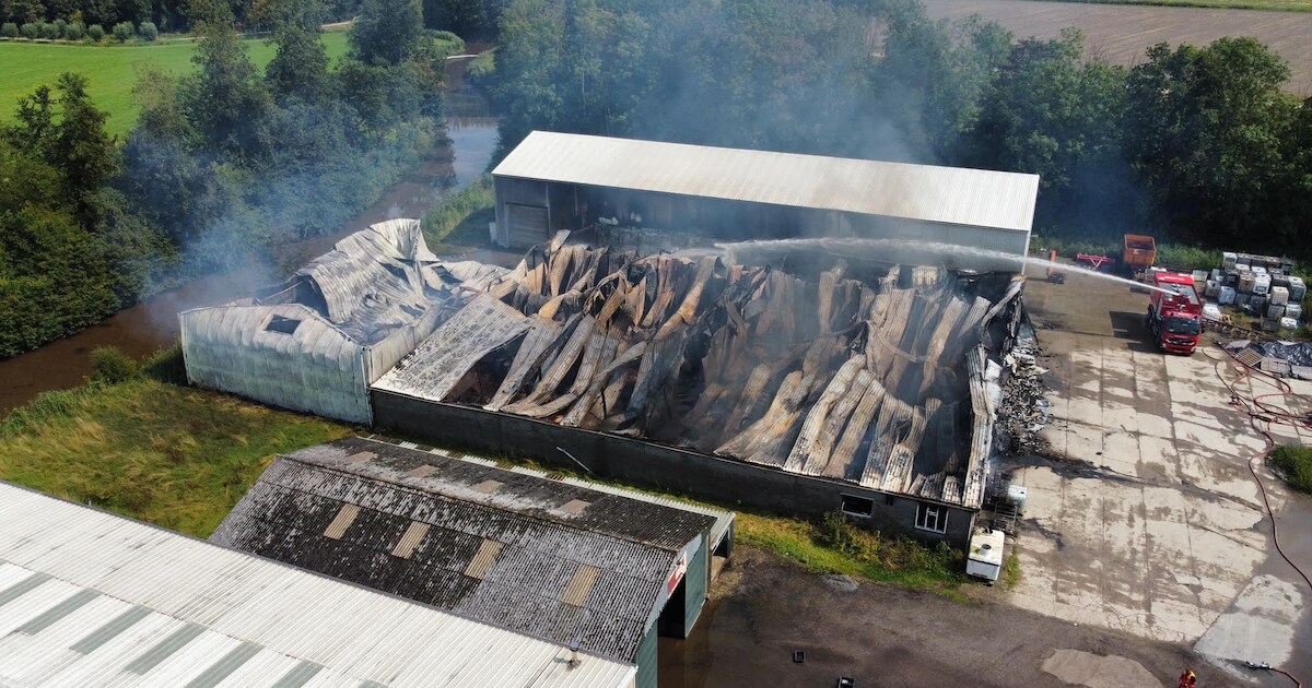 Uitslaande brand bij aardappelloods in Baflo: 'Alles in de loods kan je ...