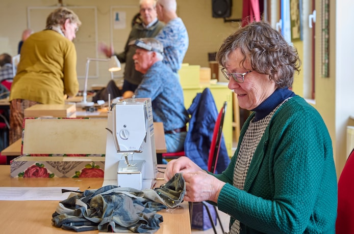 Piet (80) repareert nog steeds koffiezetapparaten bij het repaircafe ...