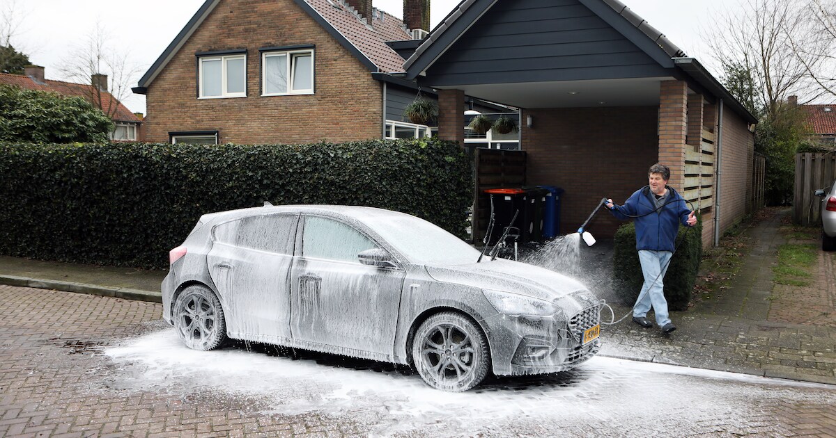 Auto wassen op straat afgeraden: Vuil en chemicaliën spoelen zo de put ...