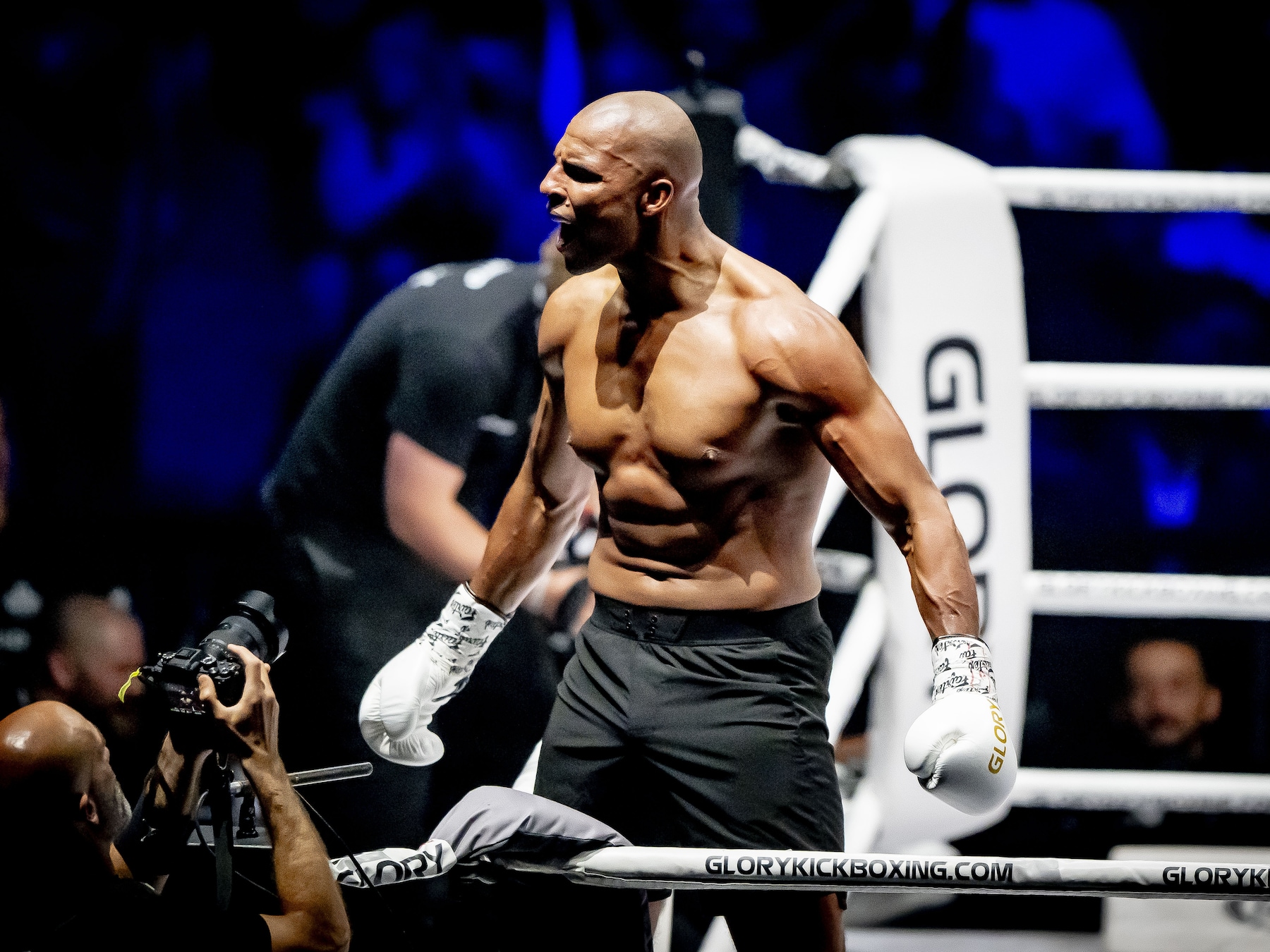 Wereldkampioen Rico Verhoeven treedt af bij Glory | Vechtsport | AD.nl