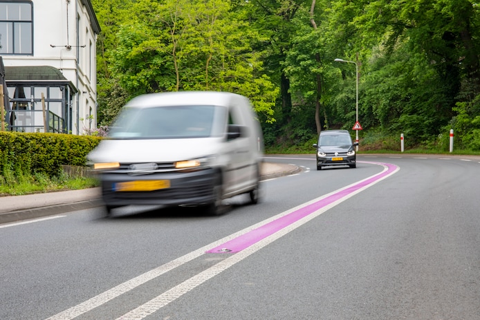 Mag je bij een doorgetrokken paarse of groene streep op de weg inhalen ...