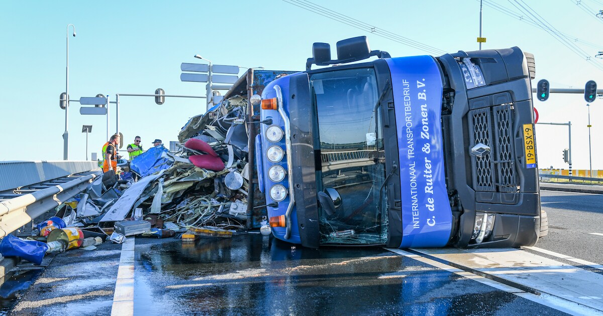 Vrachtwagen vol grofvuil valt om op provinciale weg N209 in ...