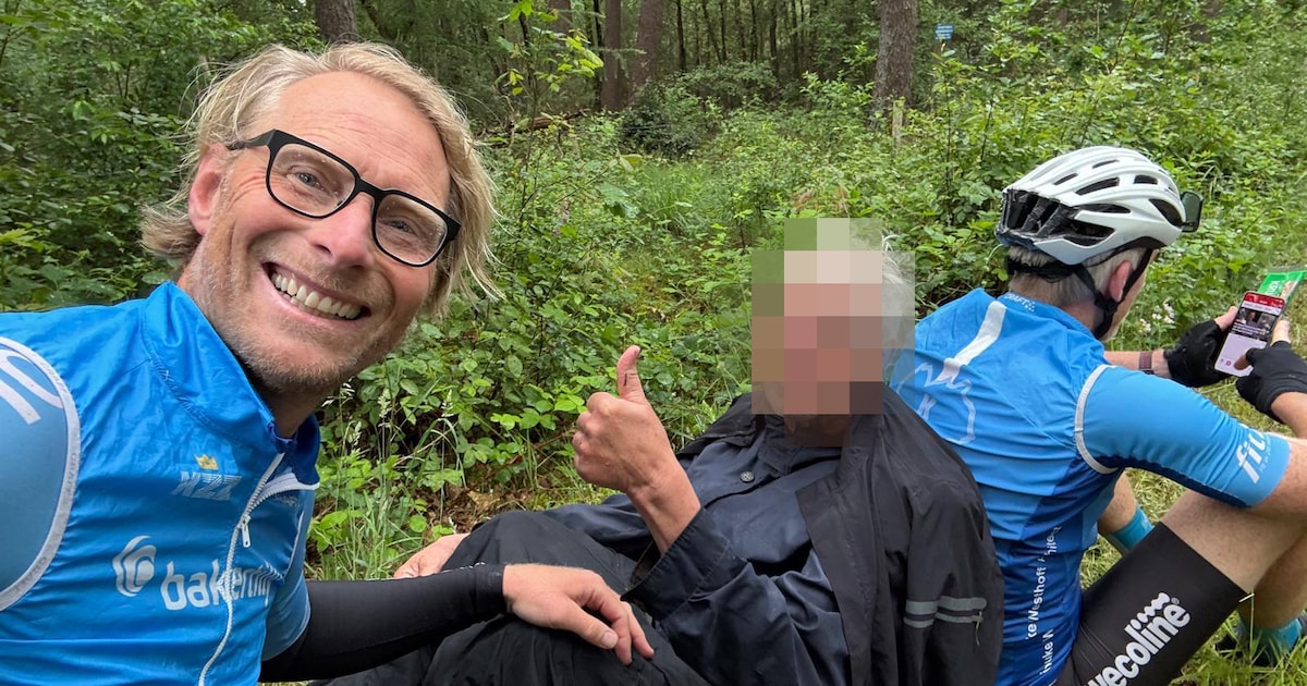 Wielerclubje vindt vermiste man in het bos: ‘Hij zwaaide met een grote ...