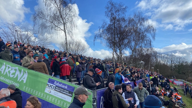 Volg hier dag twee van het WK Veldrijden in Hulst: Belg Aaron Dockx is ...